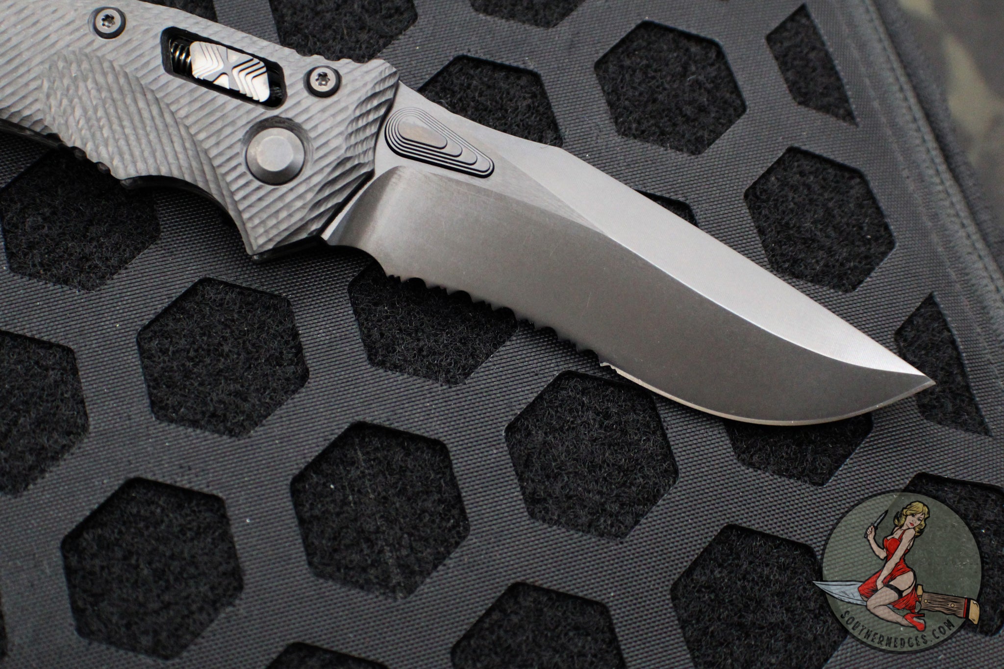 Microtech Knives- Amphibian Ram-Lok Folder- Fluted Carbon Fiber Handle ...